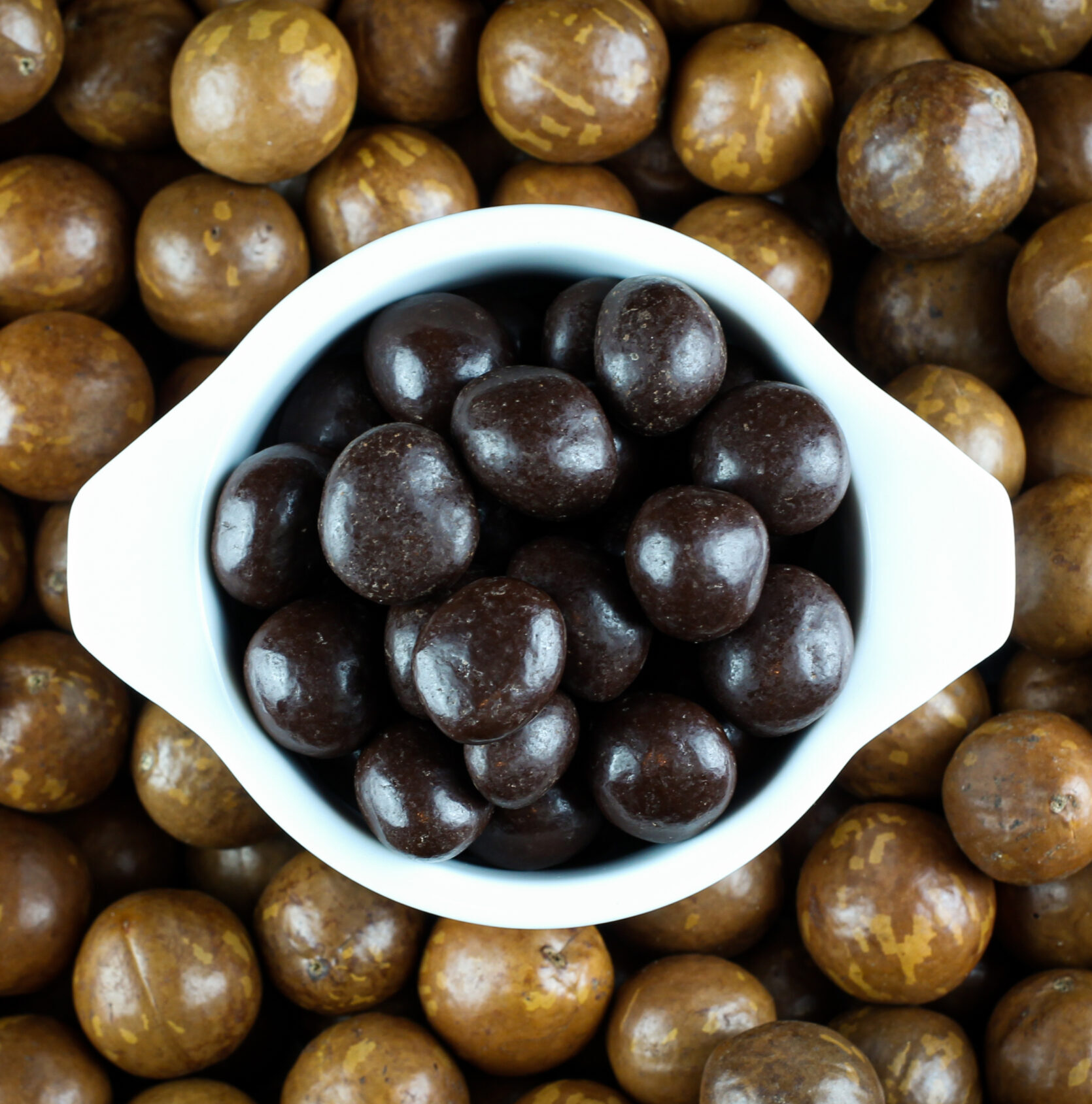 Macadâmia Drageada com Chocolate 70% Cacau – Dierberger